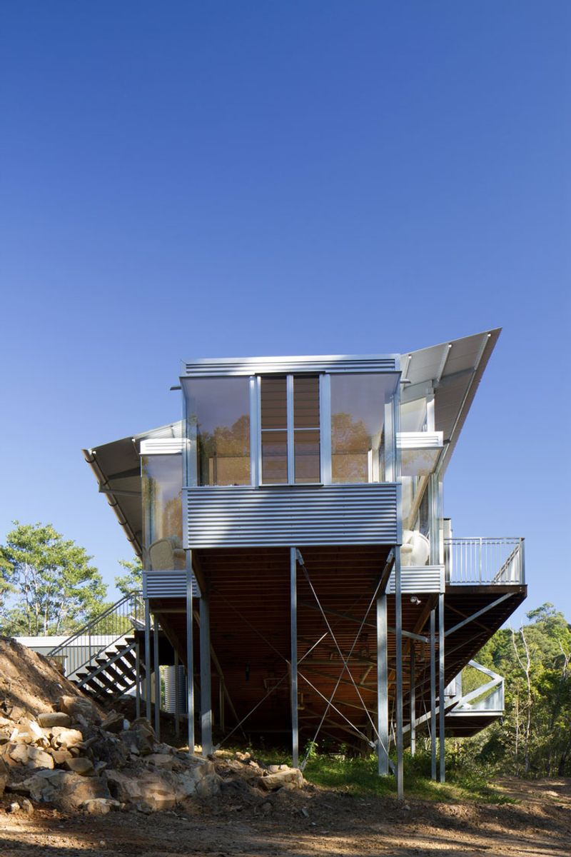 Tinbeerwah House Sits Lightly on a Challenging Site