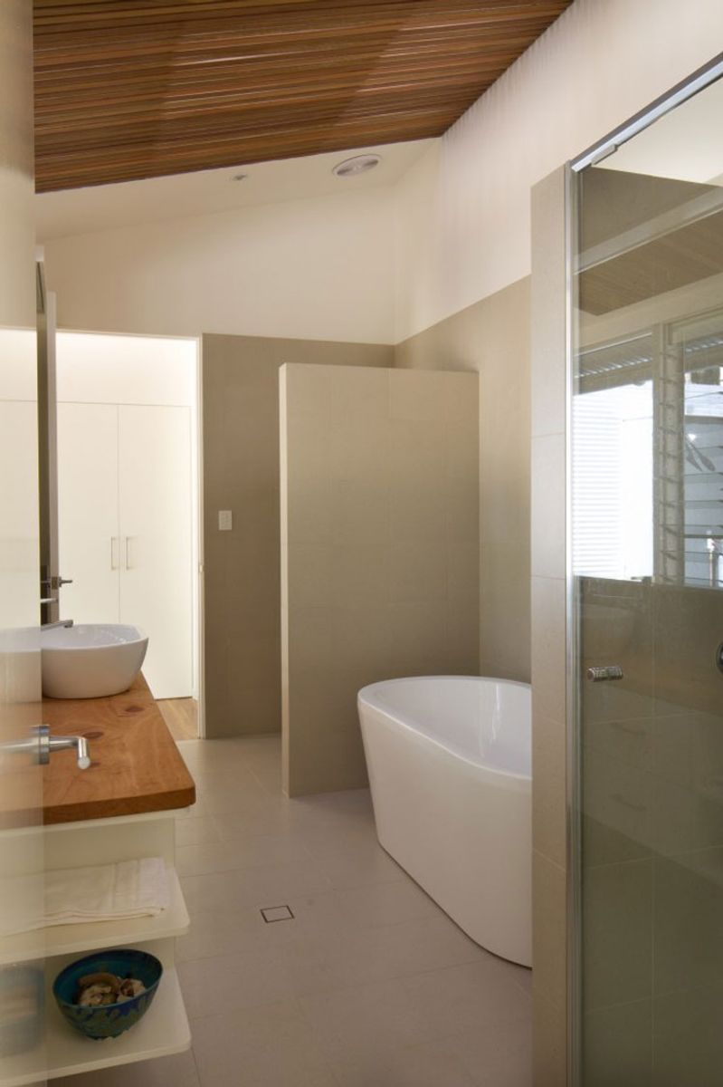 Tinbeerwah House Sits Lightly on a Challenging Site