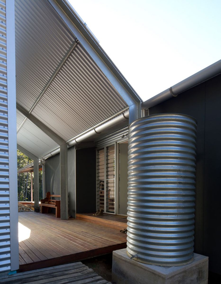 Tinbeerwah House Sits Lightly on a Challenging Site