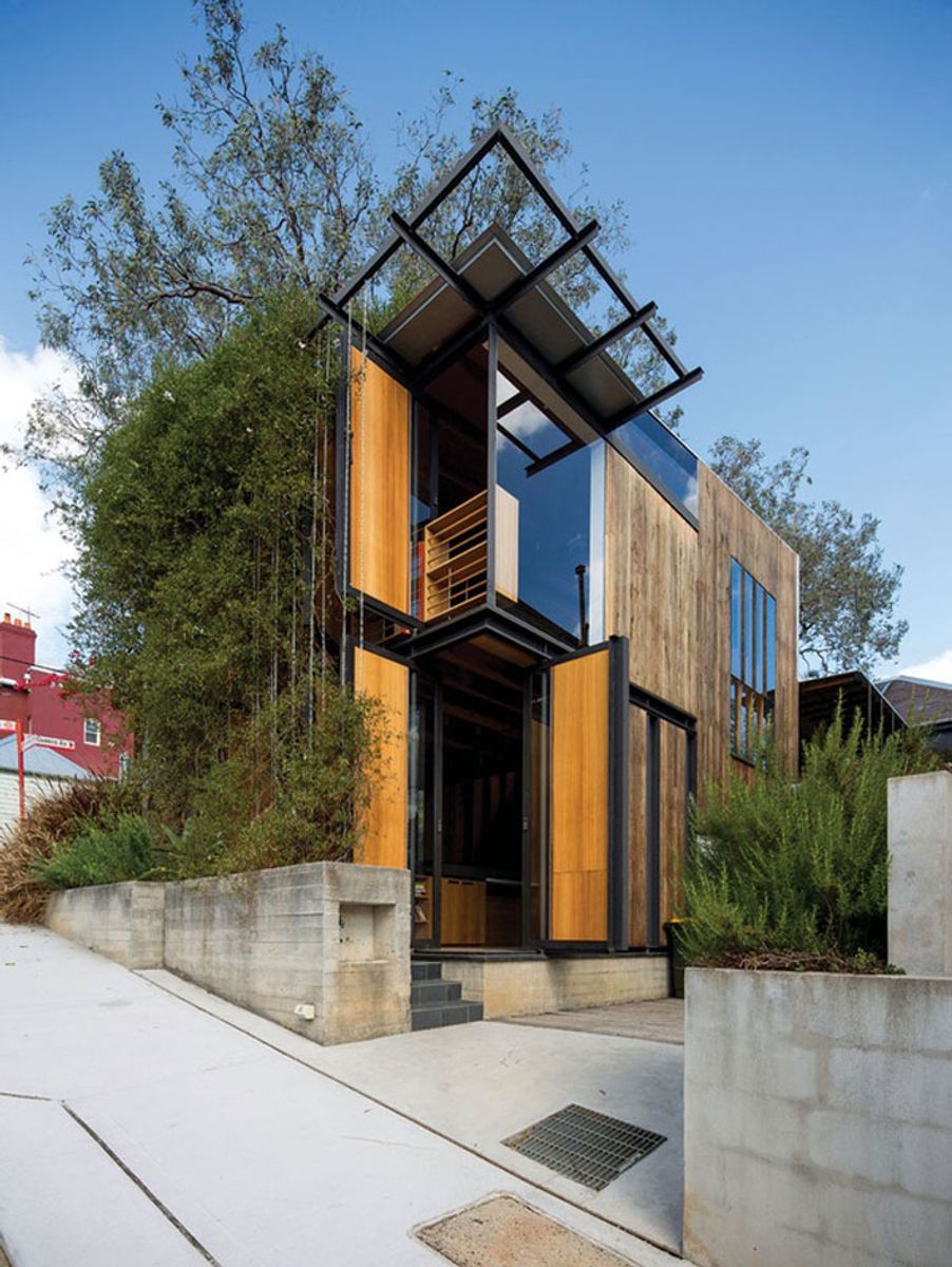 Tír na nÓg: Jungle House Inspired by Angkor Wat Blurs Indoors and Outdoors