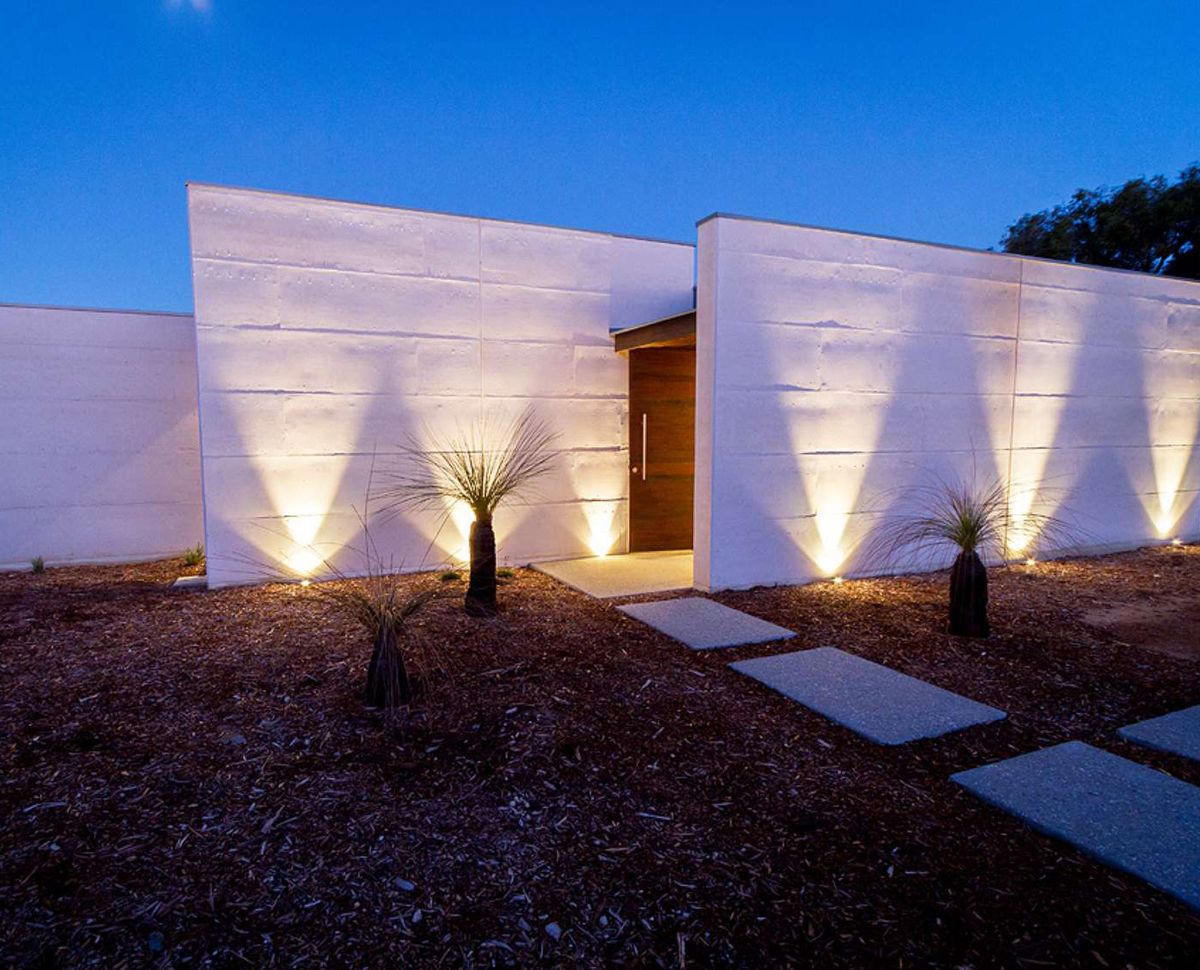 Wall and Wall House Uses Rammed Limestone for Style and Substance