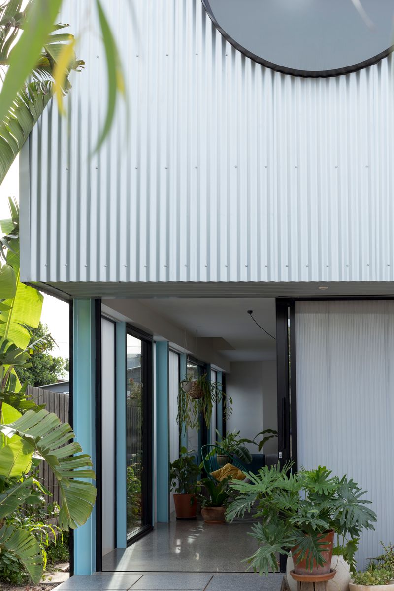 Unique Cladding Makes Living in This Home Like Living in a Greenhouse