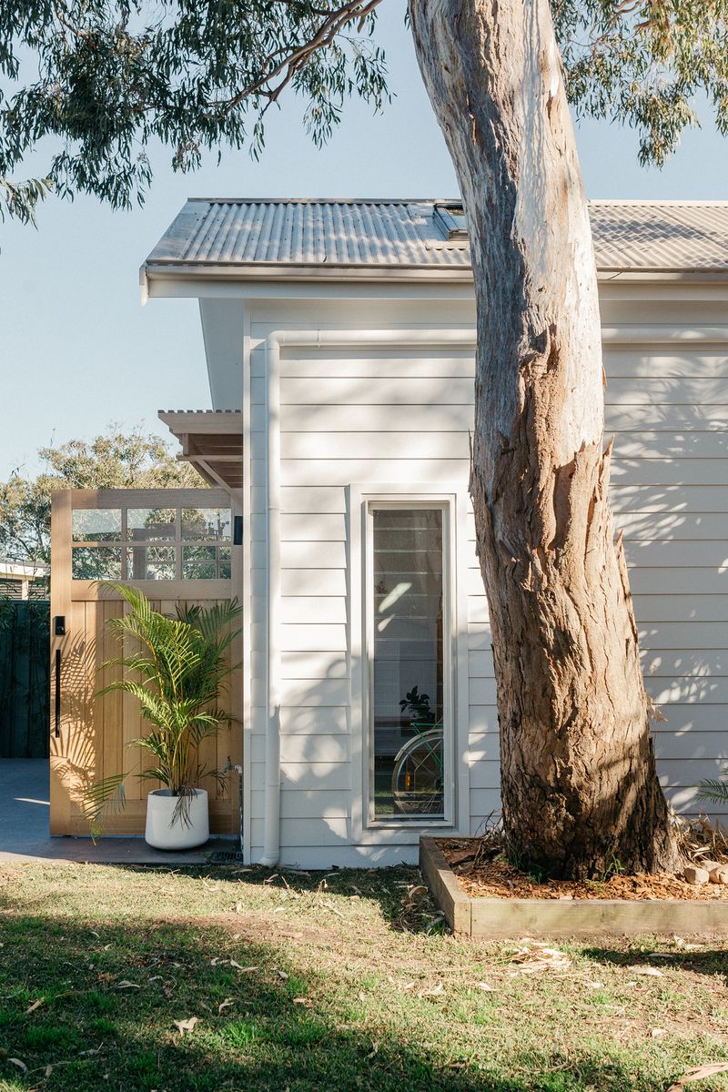 A Renovation Project for a Woodworker Captures Laid-back Beach Vibes