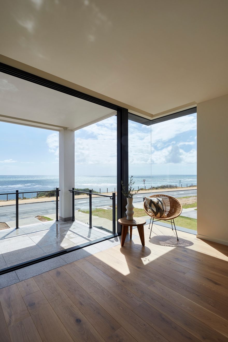 Beach House Maximises the Views Despite a Narrow Frontage