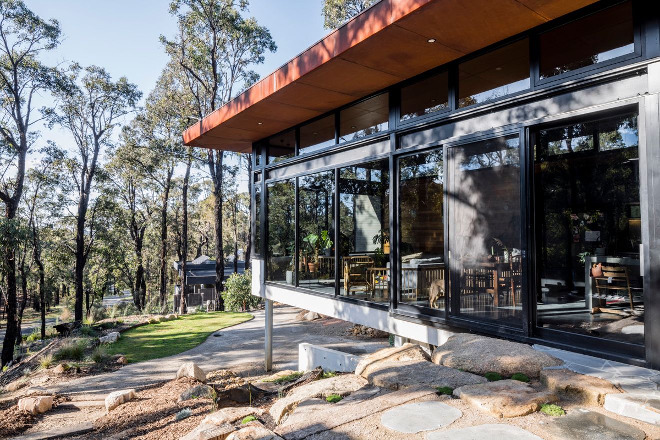 You'd Never Know How Close the Neighbours Are in This Bush Hideaway