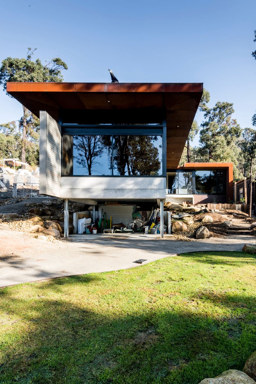 You'd Never Know How Close the Neighbours Are in This Bush Hideaway