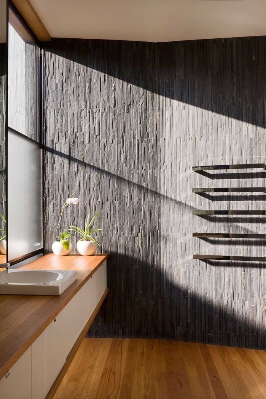 Boundary House Extension Grows to Create Internal Courtyard
