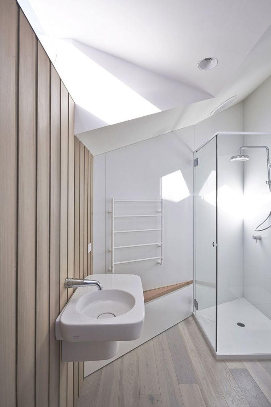 Bow House Twists and Contorts to Let the Sun In