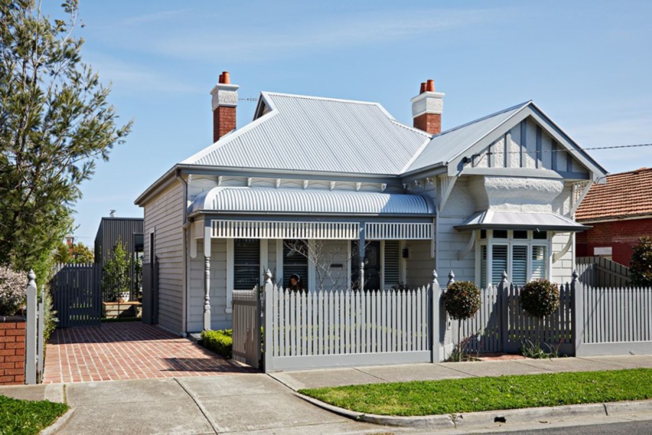 A New Living Pod Creates a Central Courtyard at This Brunswick Home