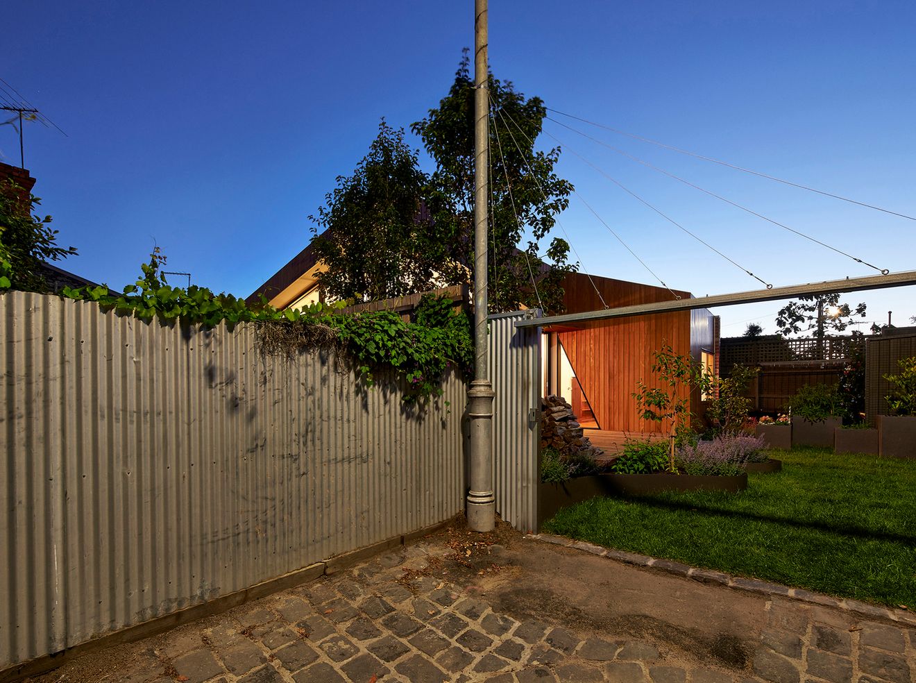 Diagonal House Benefits From a Sunny Aspect and a Lucky Site