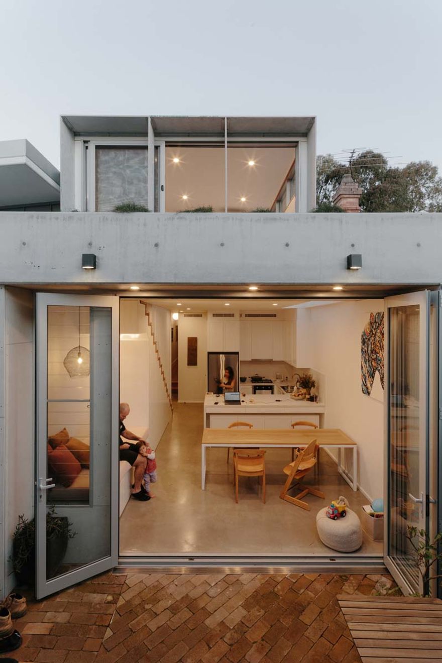 Addition on a Narrow Four Metre-wide Site Defies Its Constraints
