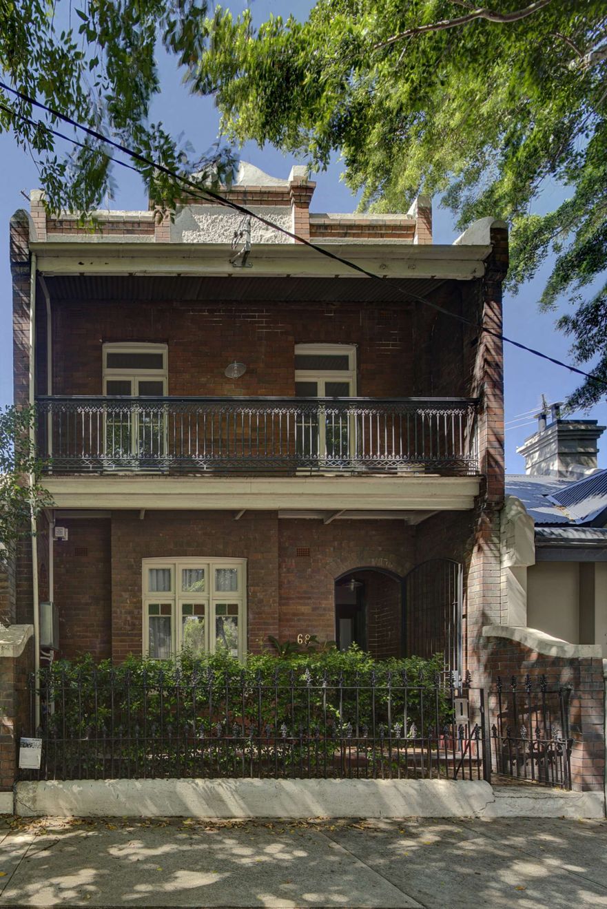 Long Courtyard House Challenged the Typical Terrace Configuration