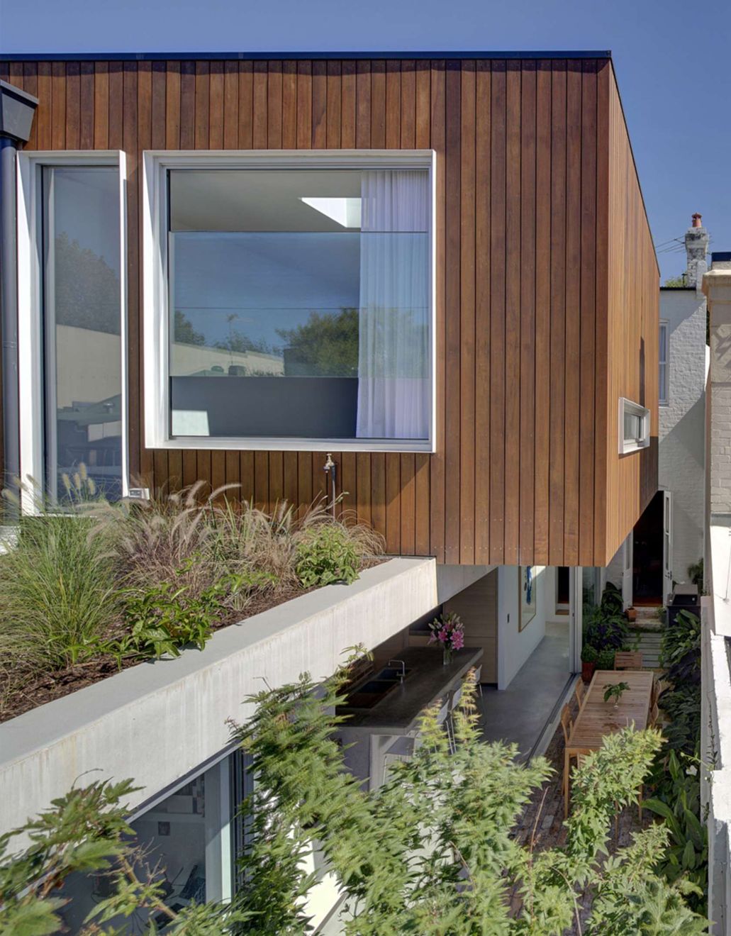 Long Courtyard House Challenged the Typical Terrace Configuration
