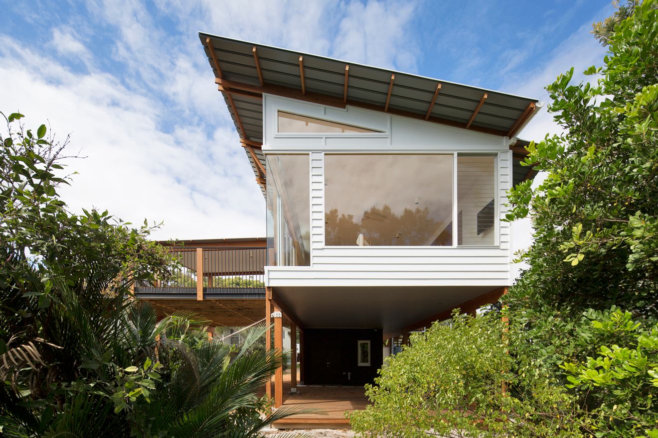 This Modern Beach House Design Celebrates its Spectacular Location