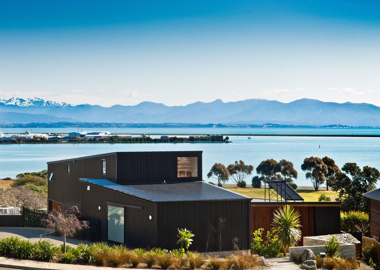 Warm NZ House Designed to Embrace the Sun and View of Tasman Bay