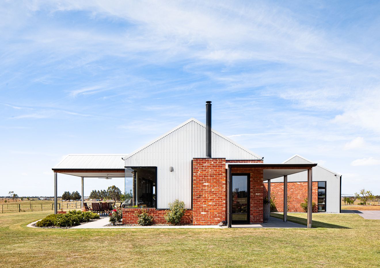 This Modern Farmhouse Is Adaptable and Celebrates a Stunning Location