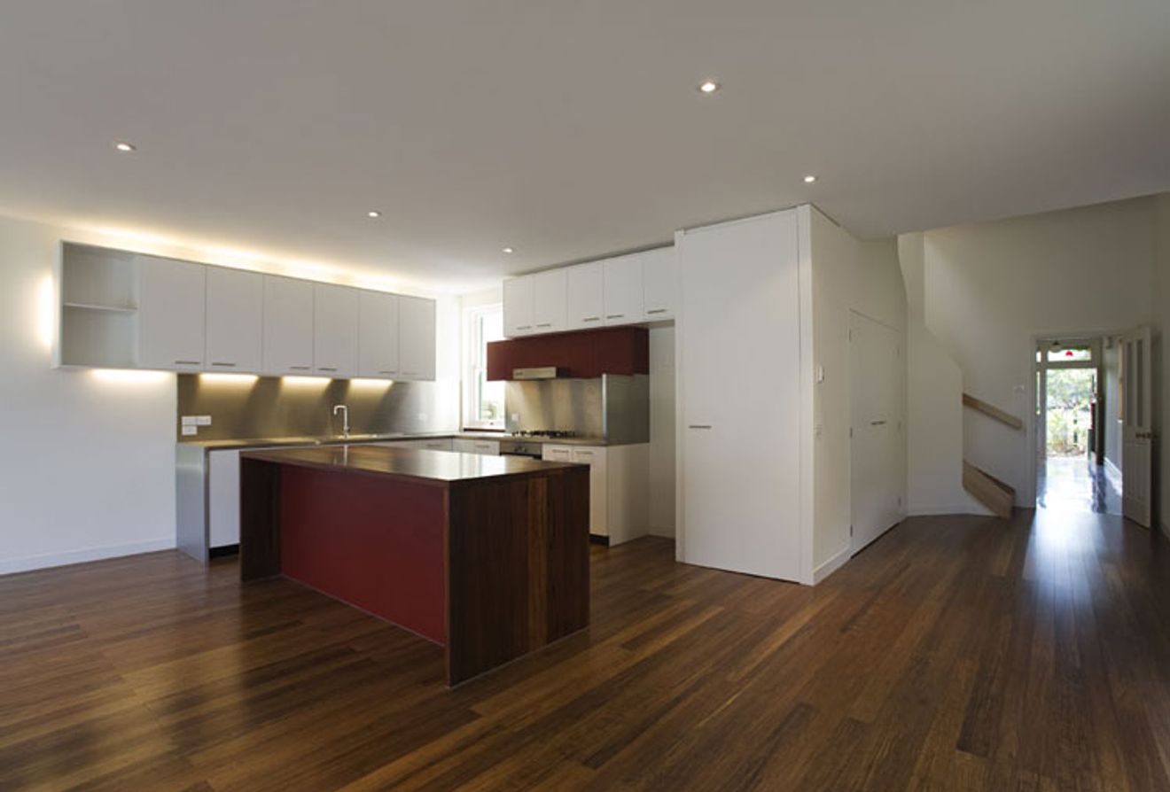 Reverse Shadow Casting Ensures This House Has a Sunny Garden