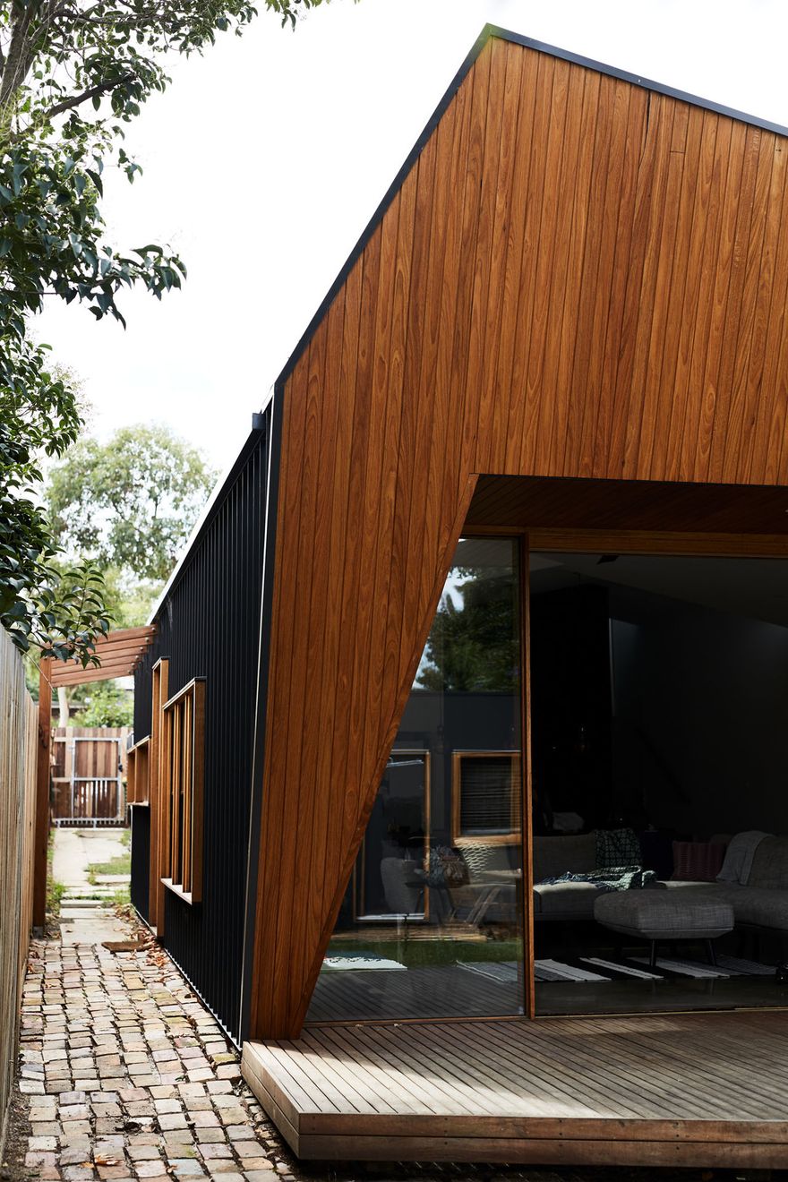 Split End House's Cranking and Splitting Roof Lets Light In