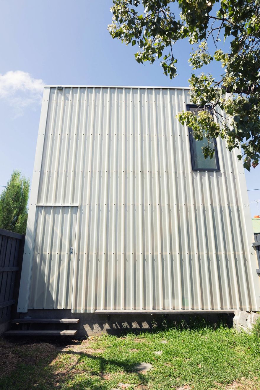 A Translucent Studio Creates a Soft Backdrop for an Inner City Yard