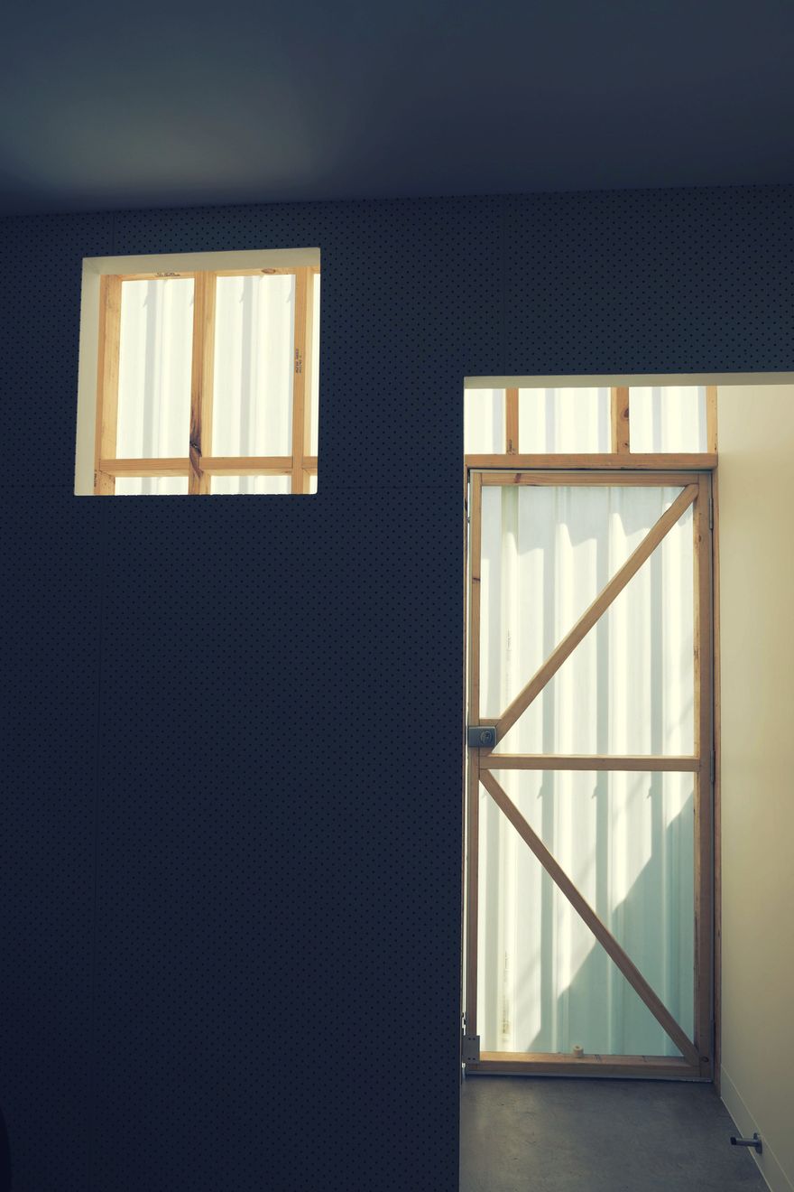 A Translucent Studio Creates a Soft Backdrop for an Inner City Yard