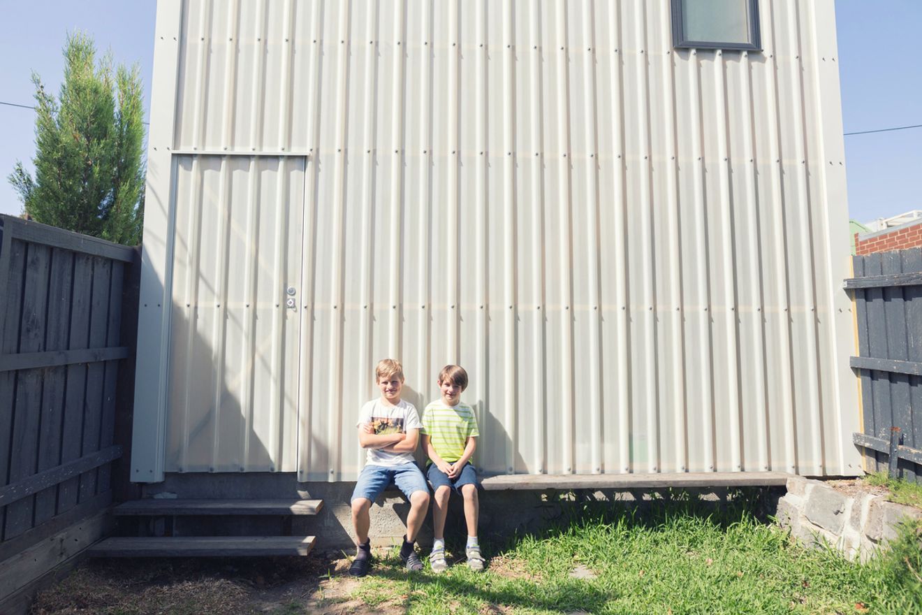 A Translucent Studio Creates a Soft Backdrop for an Inner City Yard