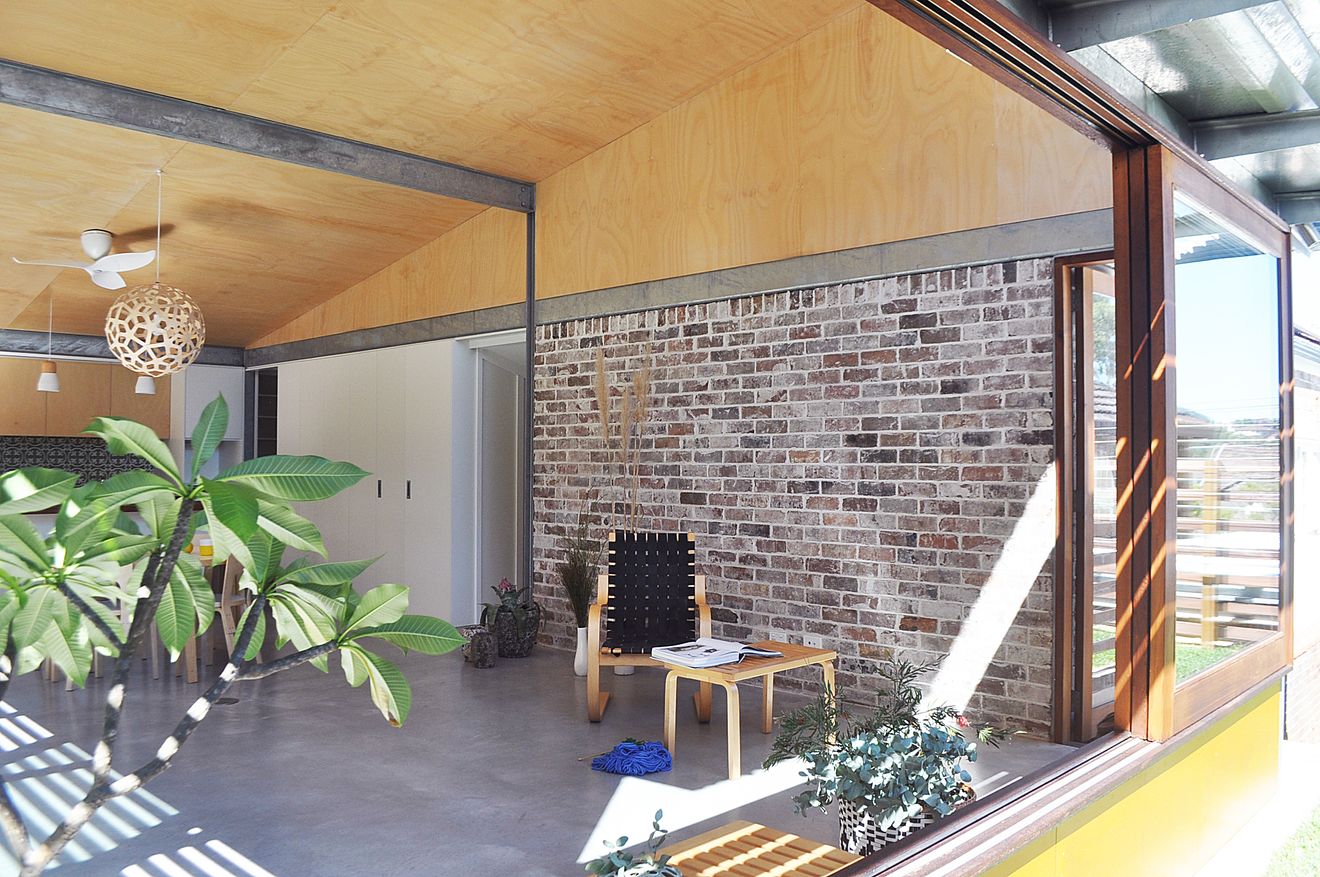 An Inner City Sustainable Addition Opens Up to the Garden