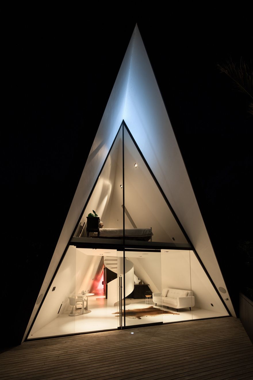 Tent House Challenges the Expectations of What a Weekend House Can Be