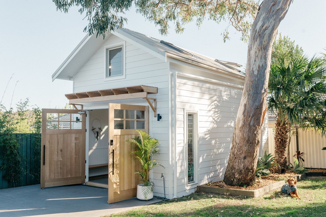 A Renovation Project for a Woodworker Captures Laid-back Beach Vibes