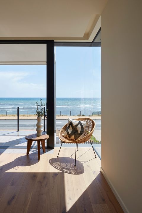 Beach House Maximises the Views Despite a Narrow Frontage