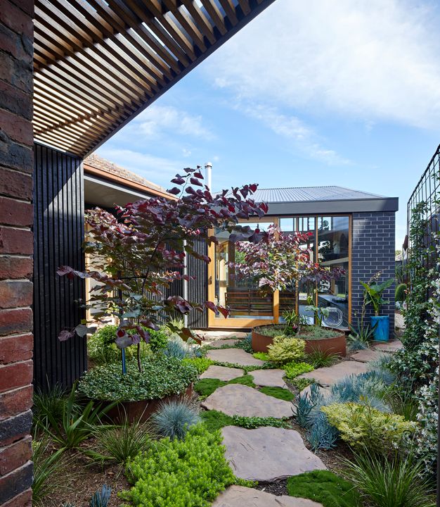 A Light-filled Annexe-like Addition Opens This Home Up to the Garden