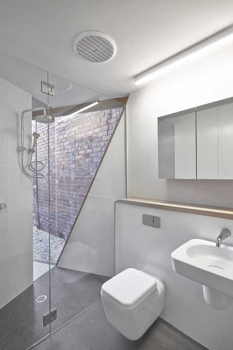 Bow House Twists and Contorts to Let the Sun In