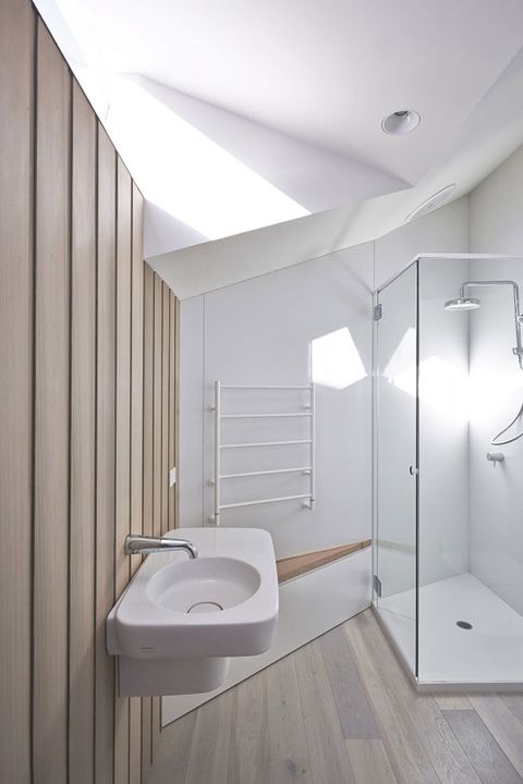 Bow House Twists and Contorts to Let the Sun In