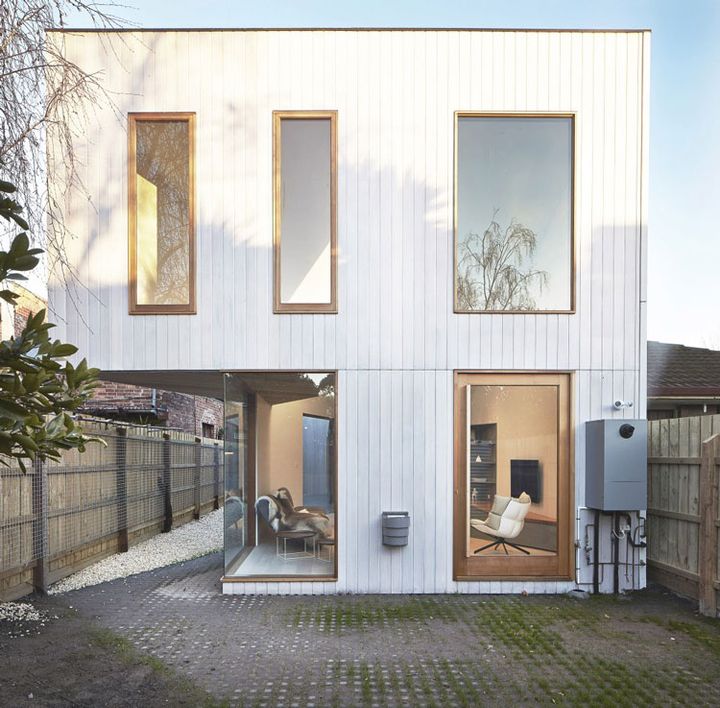 Bow House Twists and Contorts to Let the Sun In