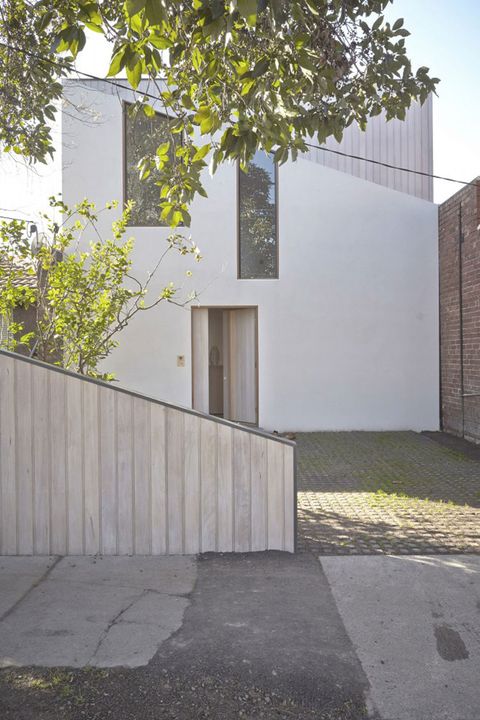 Bow House Twists and Contorts to Let the Sun In