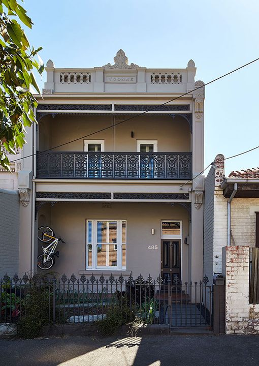 Bower House Collects Elements to Remind the Owners of Their Past Homes