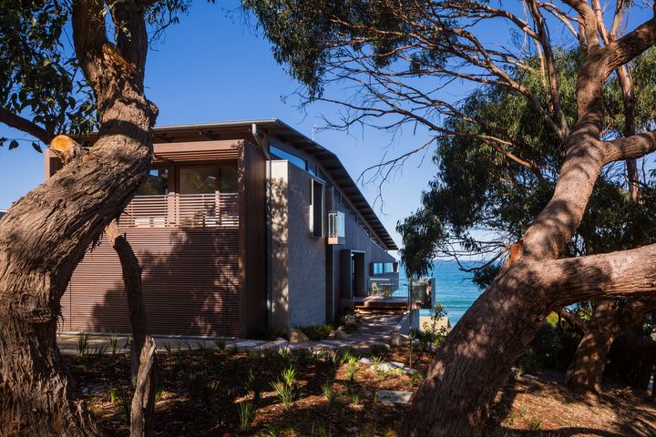Beach House Uses Its Steeply Sloping Site to Focus and Frame Views
