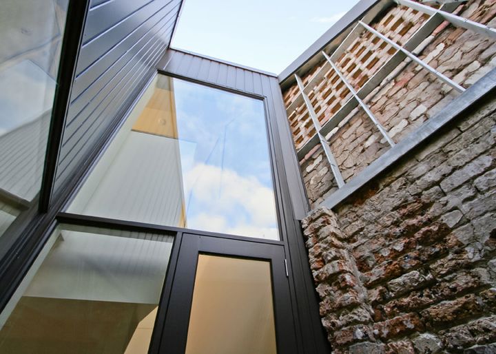 Five Courts House's Introverted Design Overcomes Its Gritty Site