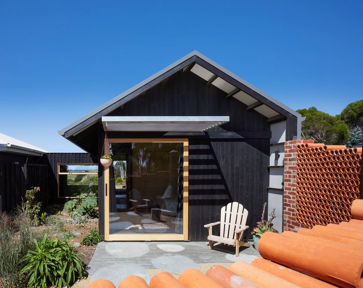 Charred Timber Creates a New BAL-12.5 Wing for This Country Home