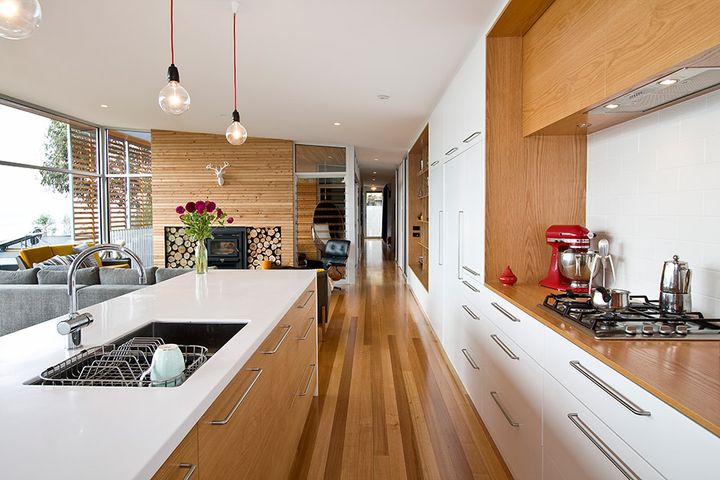 Highway House Seems to Float Dramatically Above a Sheer Slope