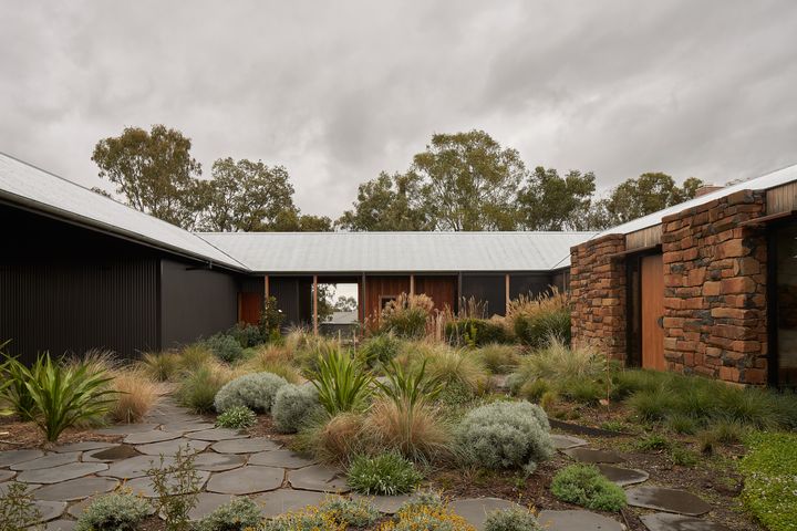 A House in the Dry is adapted to Australia's climate and landscape