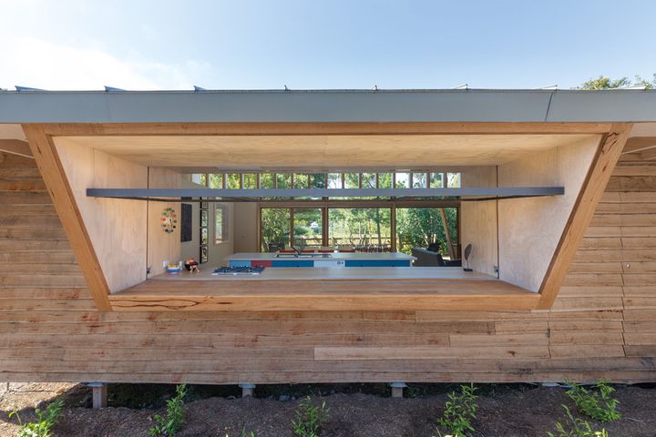 A Beachy Home for Both Everyday Living and Weekend Population Swells