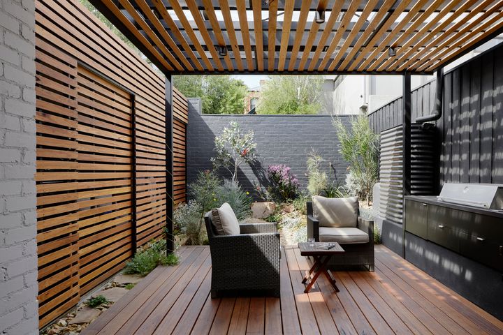 A Series of Courtyards Turn This Dark Victorian Into a Lush Oasis