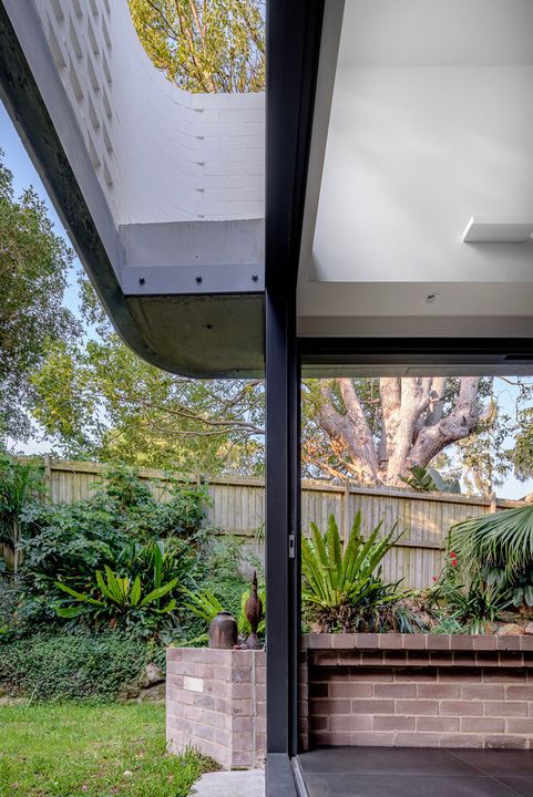 A Lounge Pavilion Set in a Sunken Garden Feels Both Indoors and Out