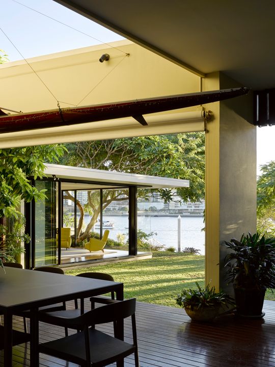 A Small Living Pavilion Brings Owners Closer to the River