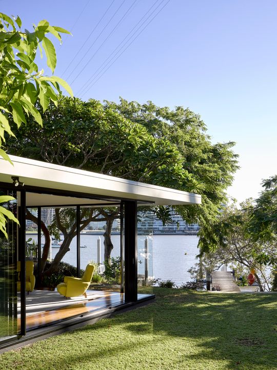 A Small Living Pavilion Brings Owners Closer to the River