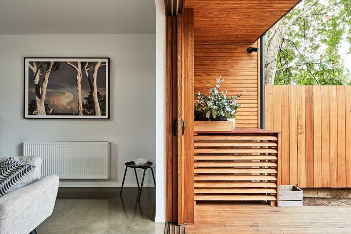 Split End House's Cranking and Splitting Roof Lets Light In