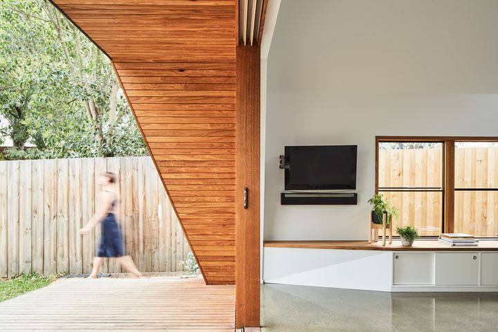 Split End House's Cranking and Splitting Roof Lets Light In