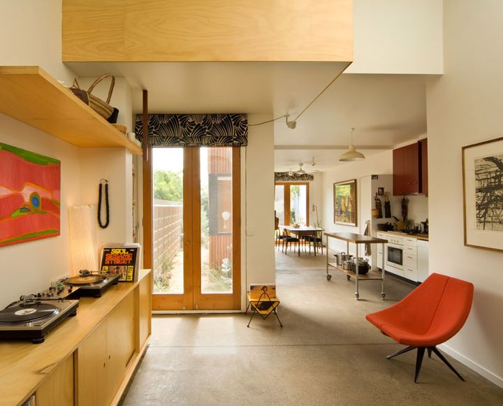 This House Overcomes the Sticky Issue of Building Over the Backyard…