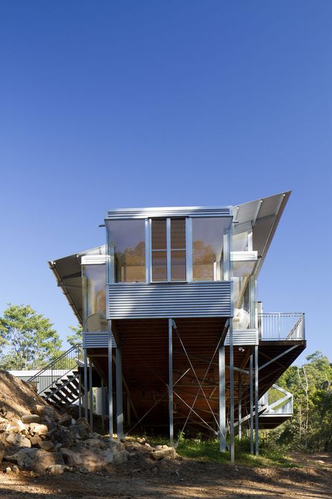 Tinbeerwah House Sits Lightly on a Challenging Site