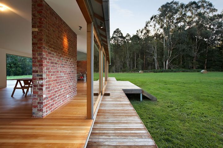 Modern 'Wool Shed' Pays Homage to Iconic Australian Design
